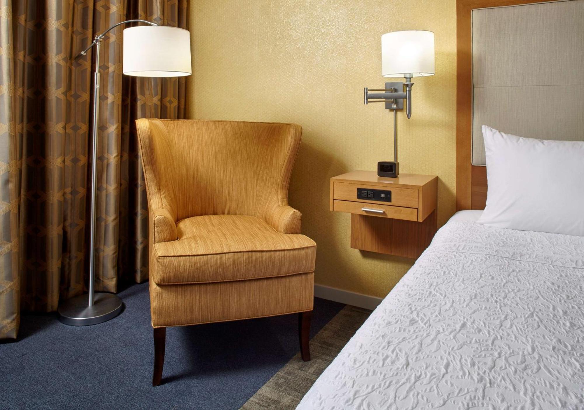 HAMPTON INN - SUITES PITTSBURGH-SETTLERS RIDGE PA PITTSBURGH, PA